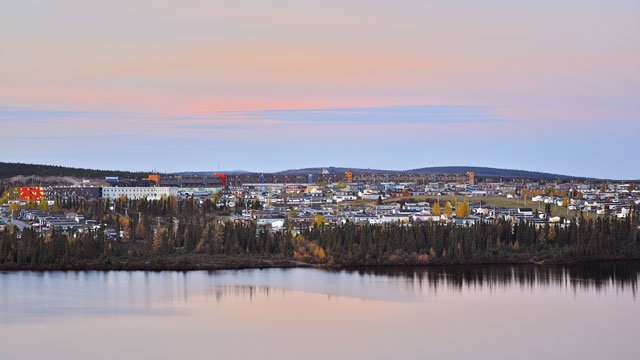 Un gran muro habitado funciona como cortavientos en Fermont
