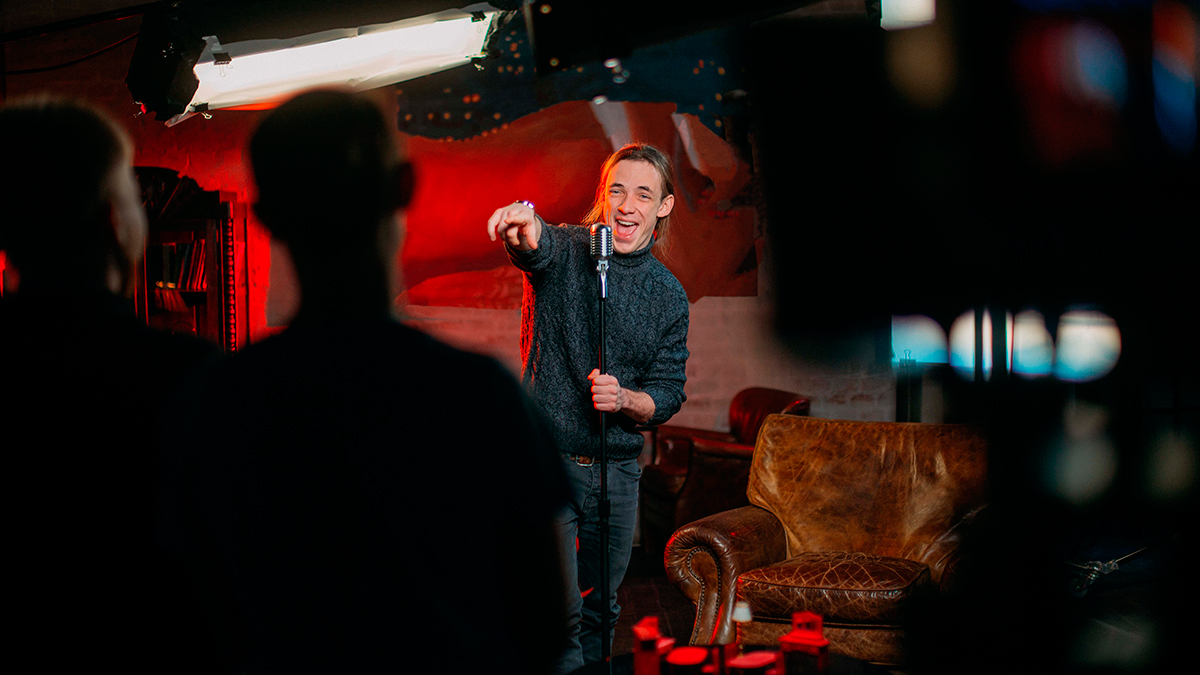 En qué consiste el crowd work y por qué triunfa en la comedia